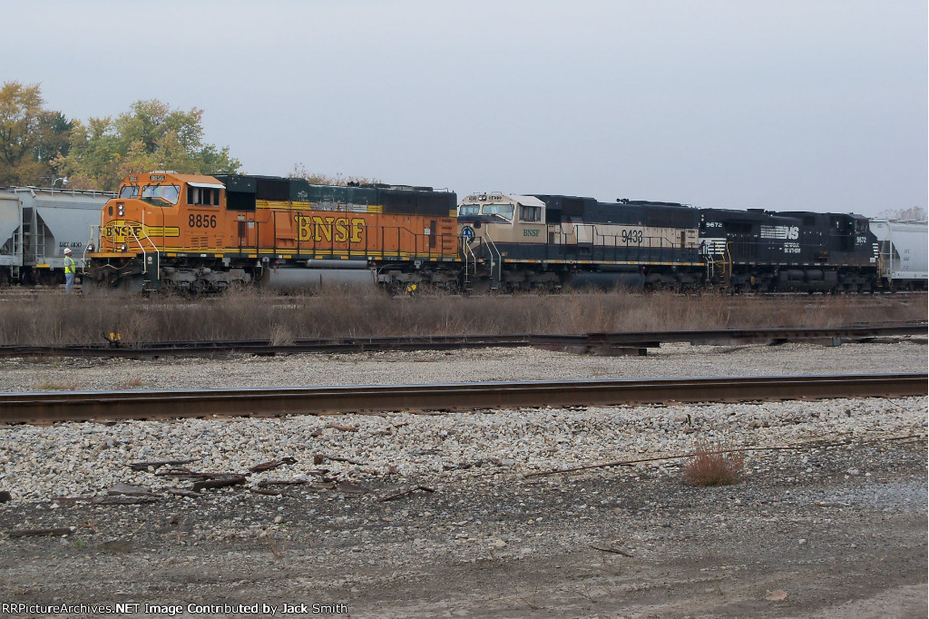 BNSF 8856, 9433, & NS 9672